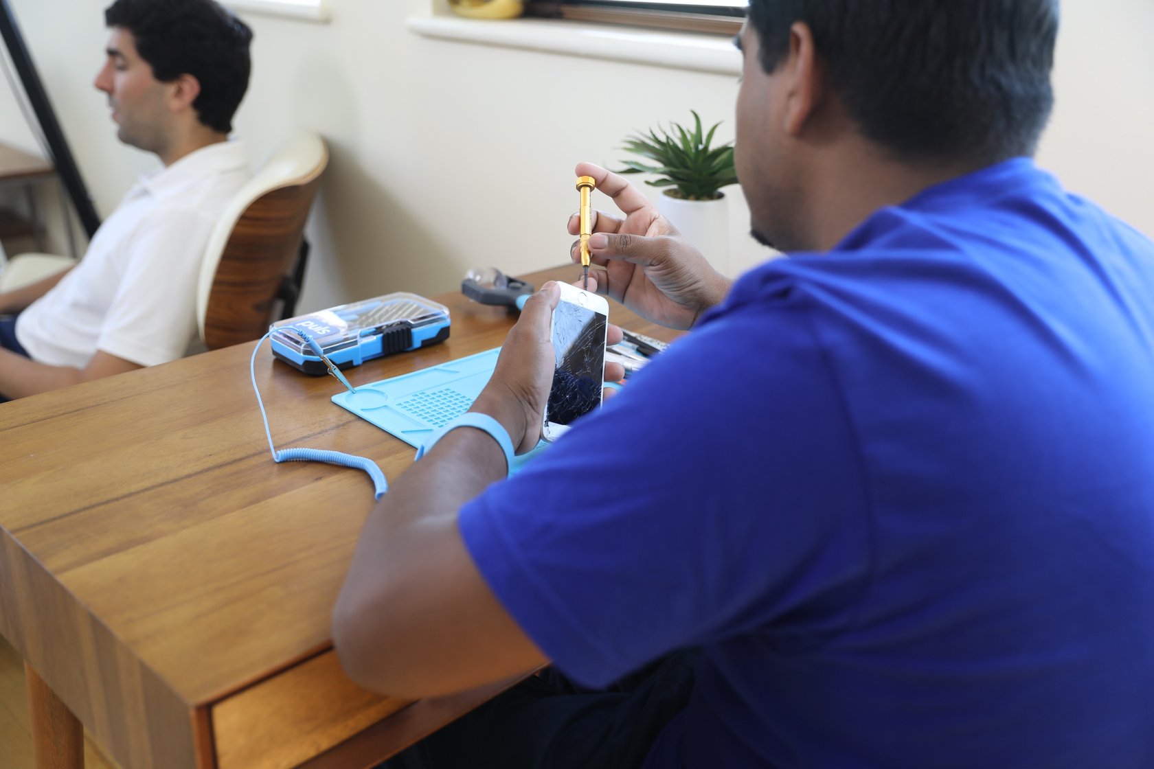 iPhone 8 Screen Repair Cost: Puls vs. the Apple Store