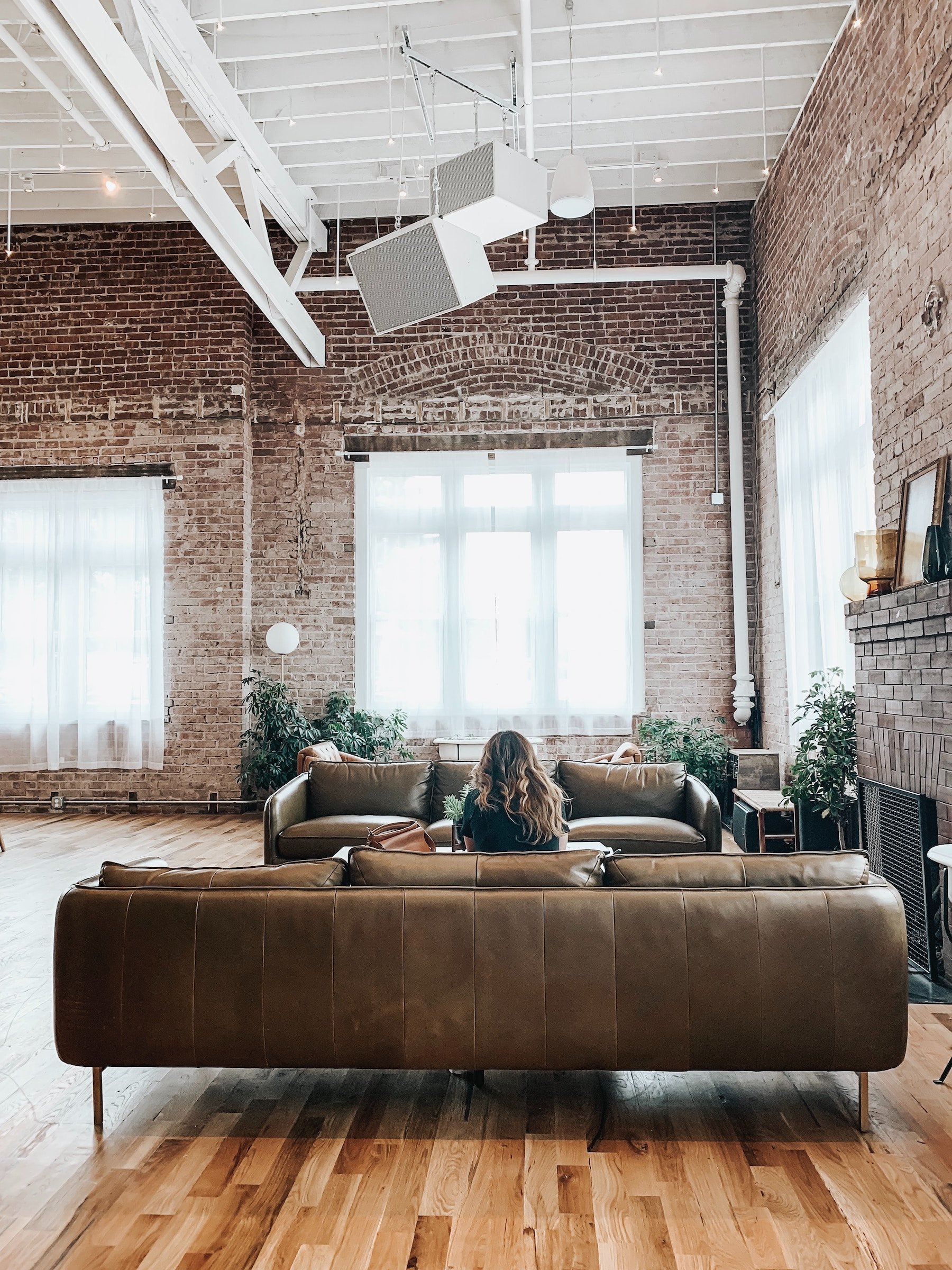 How to Hang Heavy Objects on the Wall so They Won’t Come Crashing Down